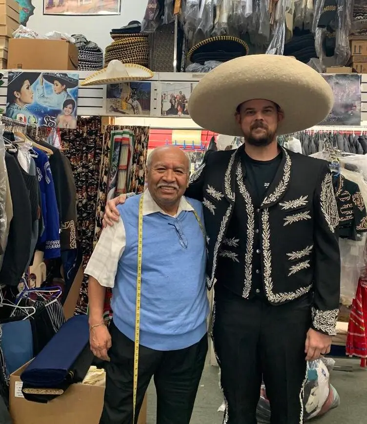 Migrante chapín Jorge Tello es prestigioso sastre de traje charro en L.A.