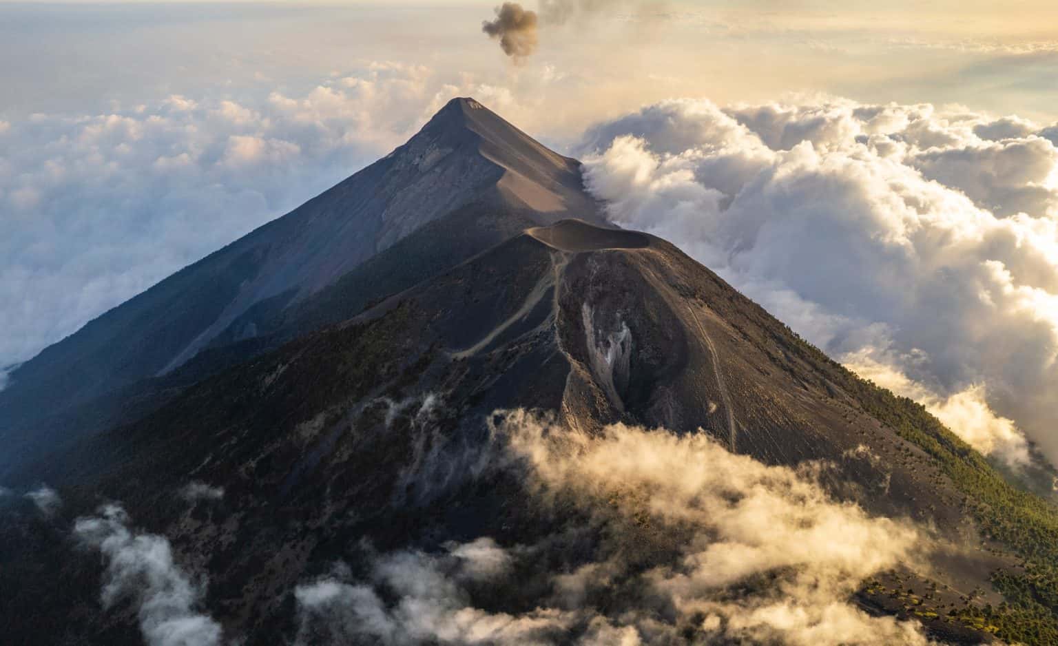 Volcán de Fuego deslumbra y alerta por su constante actividad