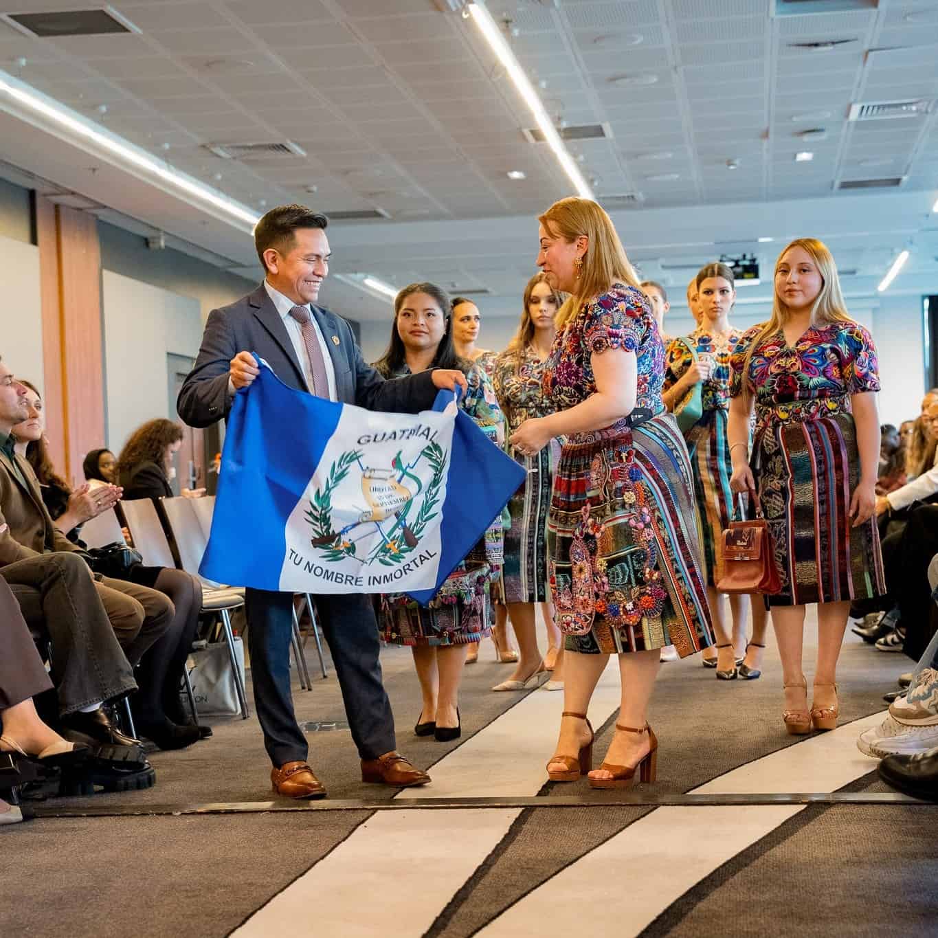 Textiles D'La Rossa pone en alto a Guatemala en París